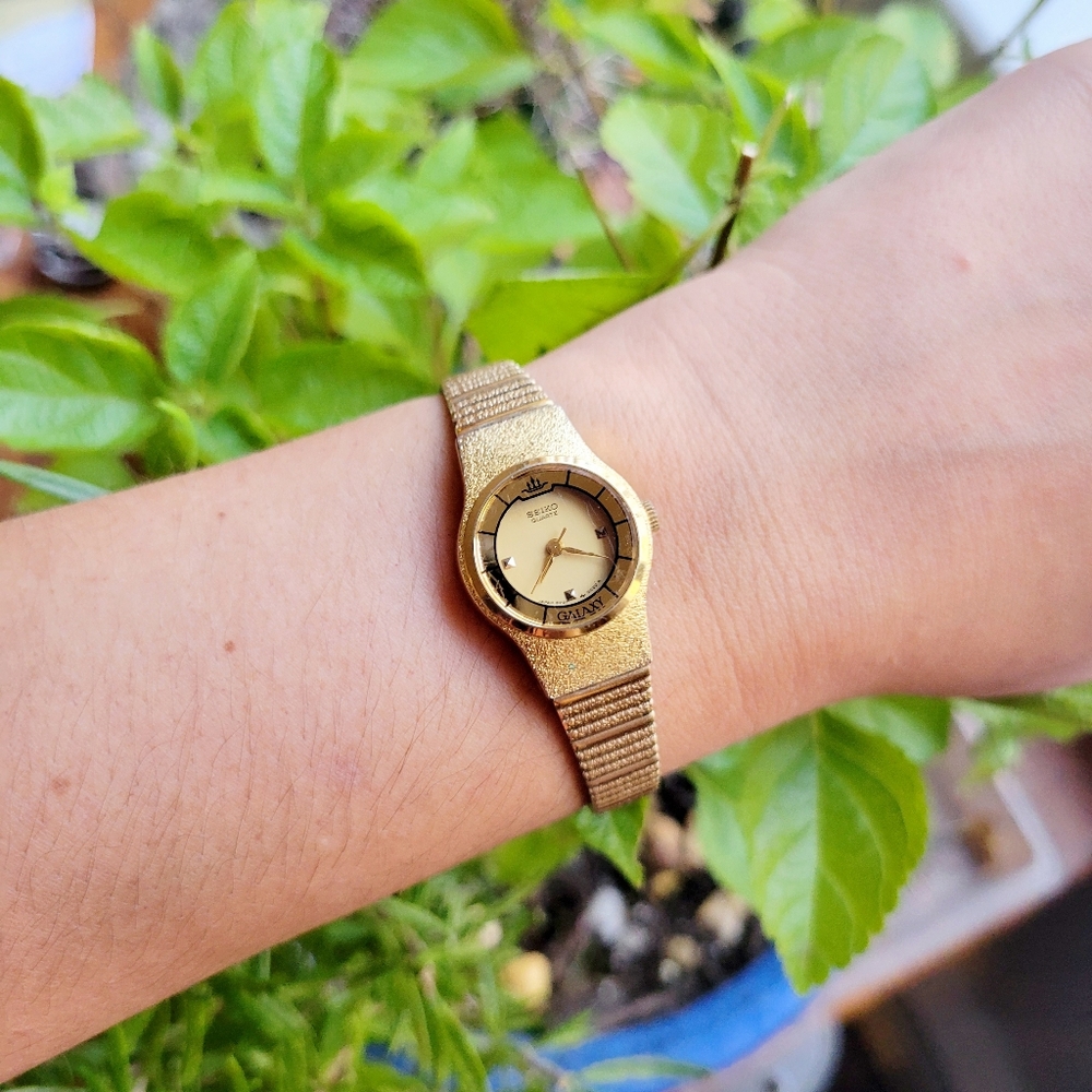 Vintage Seiko Quartz Classic Gold & Black Womens Roun… - Gem